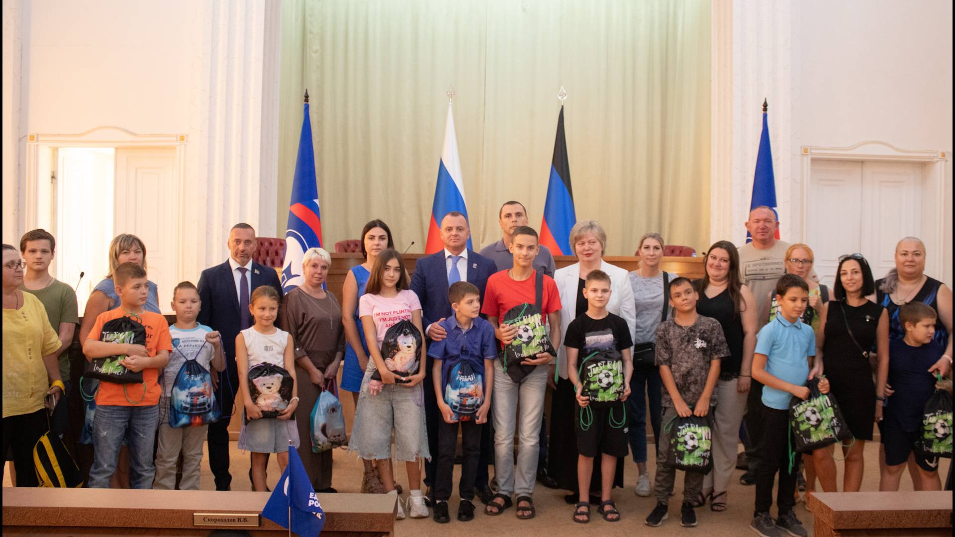 Сергей Прокопенко и депутаты приняли участие в акции «Собери ребёнка в школу»