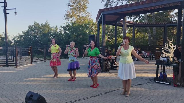 Песня "Русские девчата", исполняет группа "Девчата"