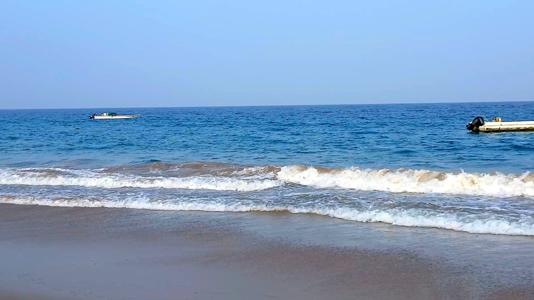 Рыбаки тянут сеть. Рыбалка в Фуджейре. Индийский океан. Морская рыбалка