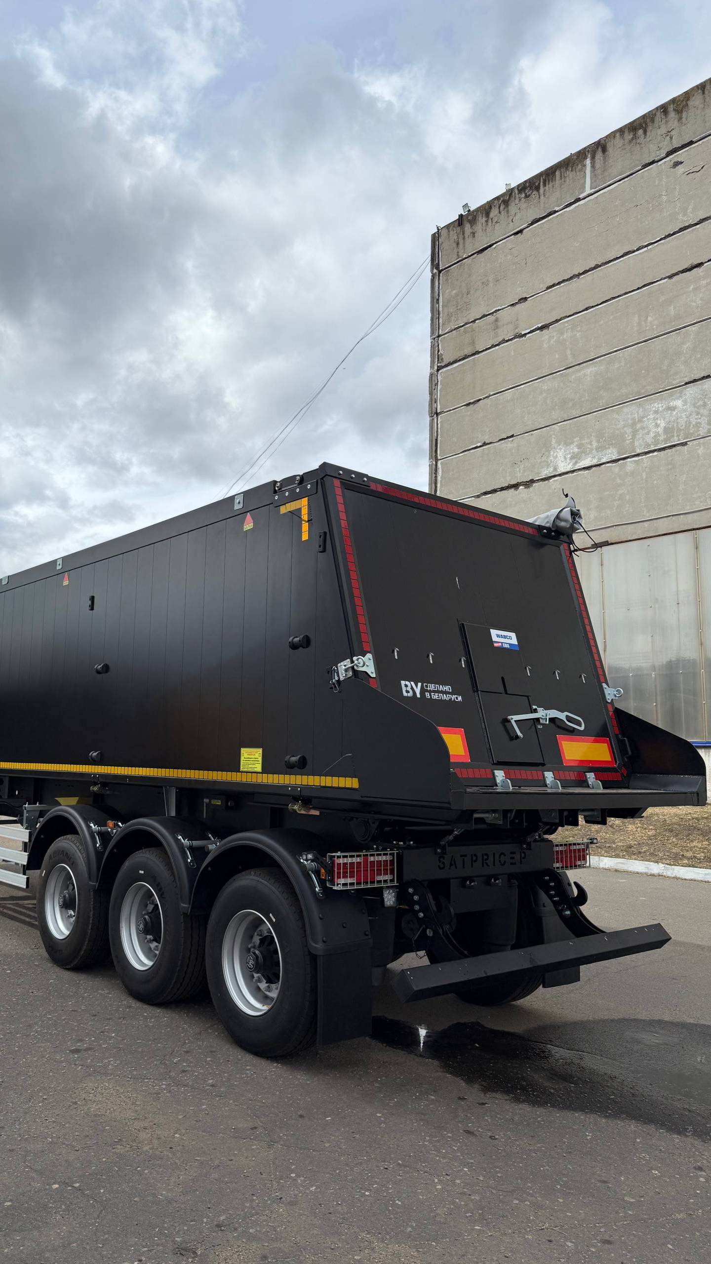 Универсальный самосвальный полуприцеп SAT545  с алюминиевым кузовом на 3х осях