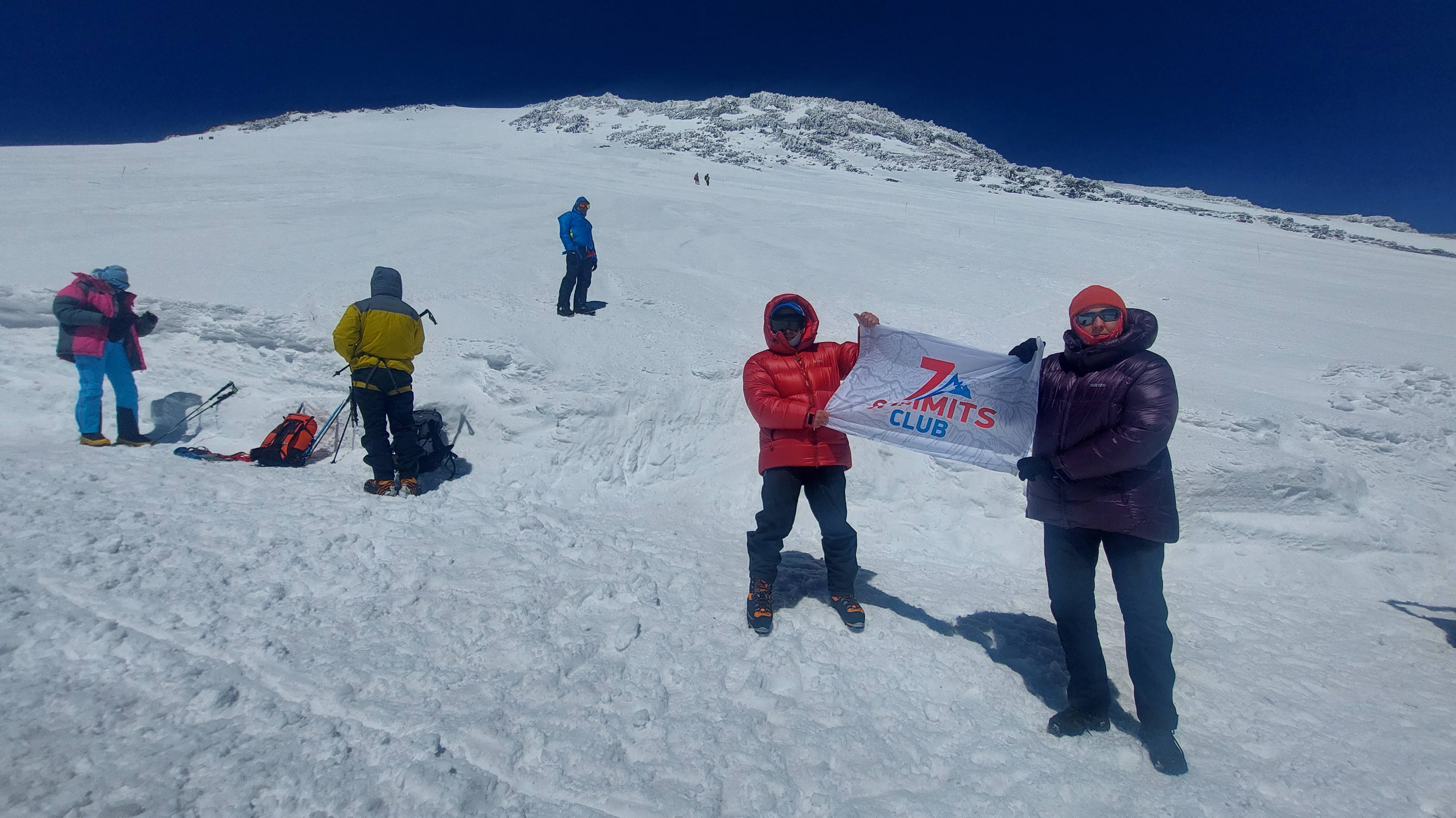 Группа Клуба 7 Вершин «Отважные Санкюлоты»  на склонах Эльбруса, заключительный выход