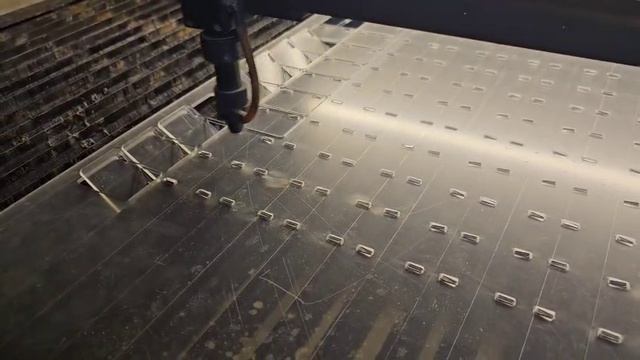 Лазерная резка оргстекла и пластикоа по чертежам покупателей.