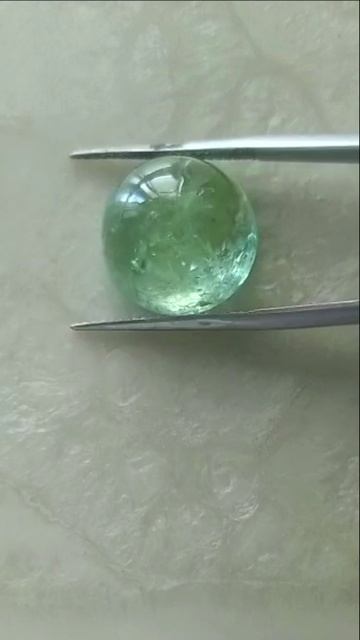 Высокий кабошон берилла 14.5 мм с красивыми включениями.