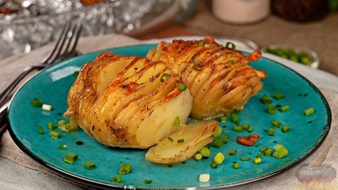 Хассельбек на ужин и обед.  КАРТОШКА-ГАРМОШКА С СУЛУГУНИ