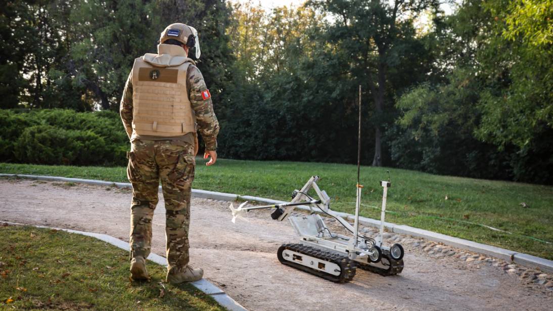 Современное вражеское средство поражения в Севастополе нейтрализовали сотрудники МЧС России