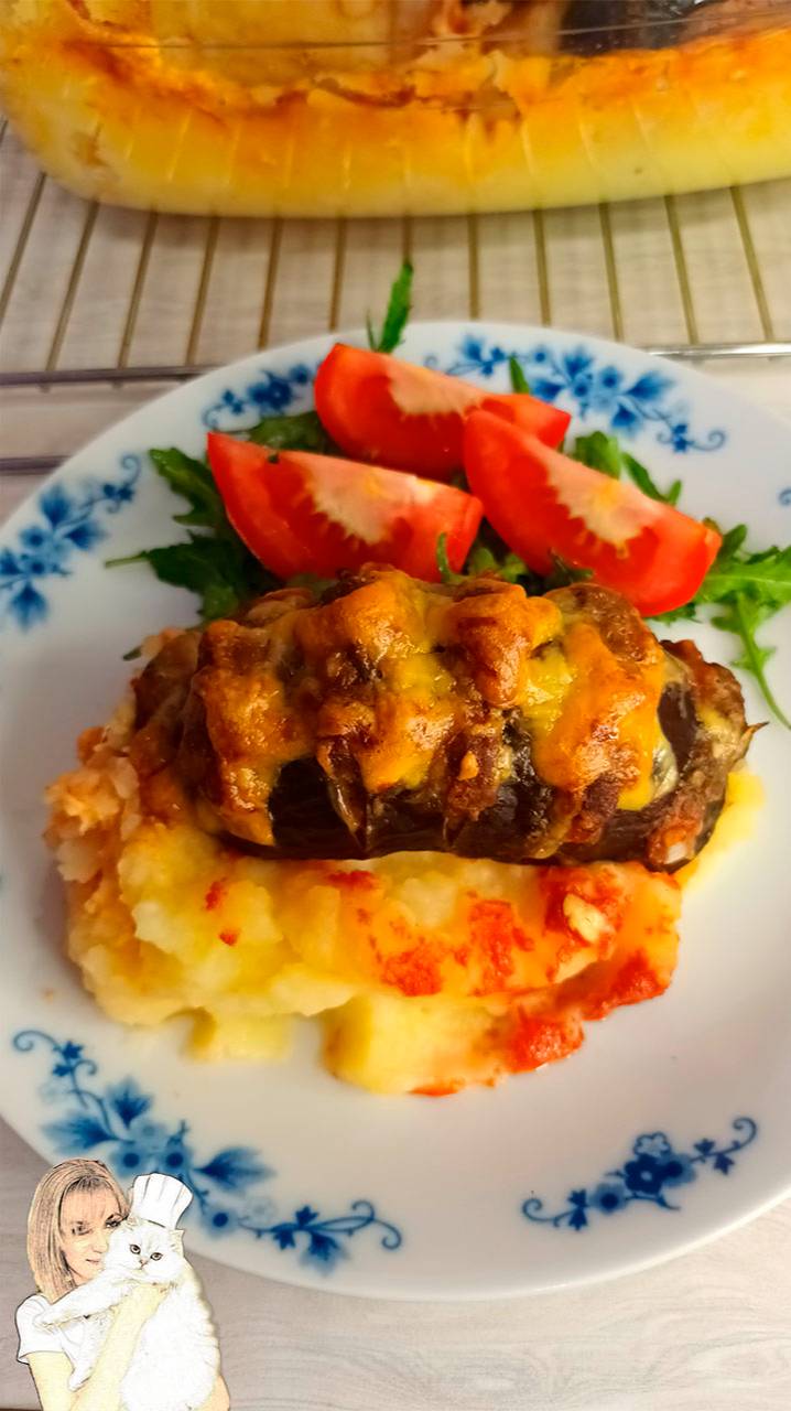 🍆Баклажаны с мясным фаршем на картофельным подушке.