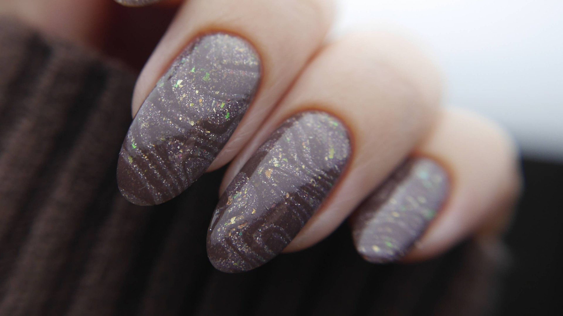 Стильный маникюр в тёмных тонах (обычный лак)