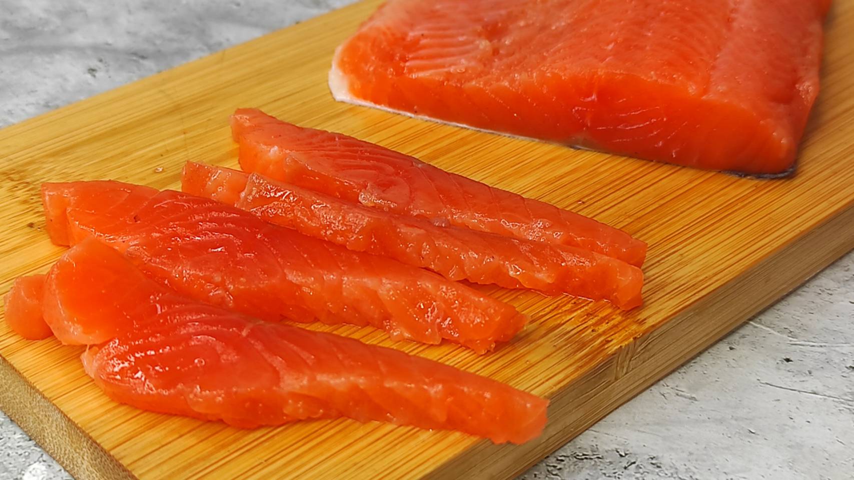 КАК быстро и ПРОСТО засолить красную РЫБУ дома! Малосоленая ФОРЕЛЬ (сёмга). (1)