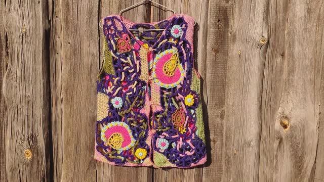 Жилет со шнурами фриформ крючком