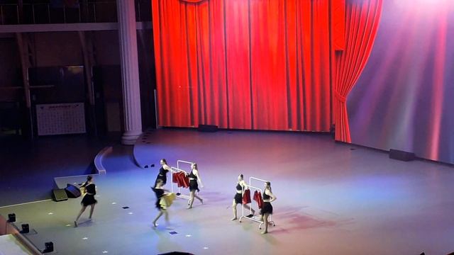 Кто из девчонок не любит шоппинг. Шикарный танец вызвал шквал зрительских восторгов.