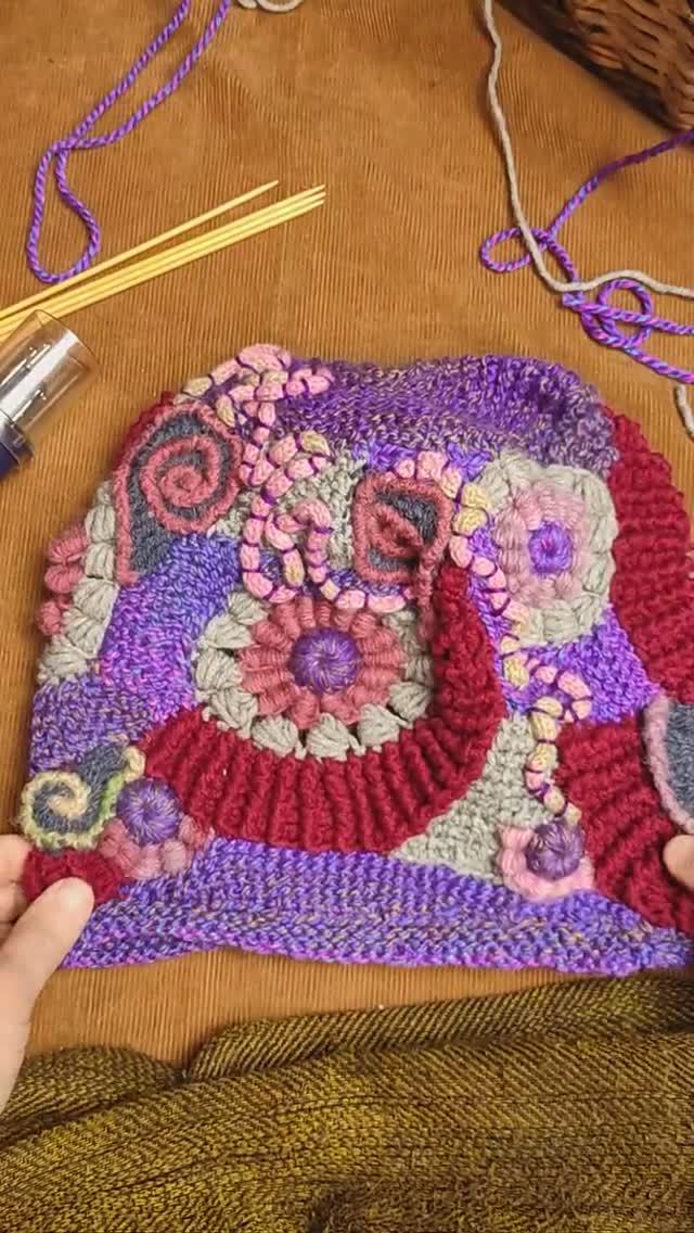 Пришиваем шнур к вязаному полотну