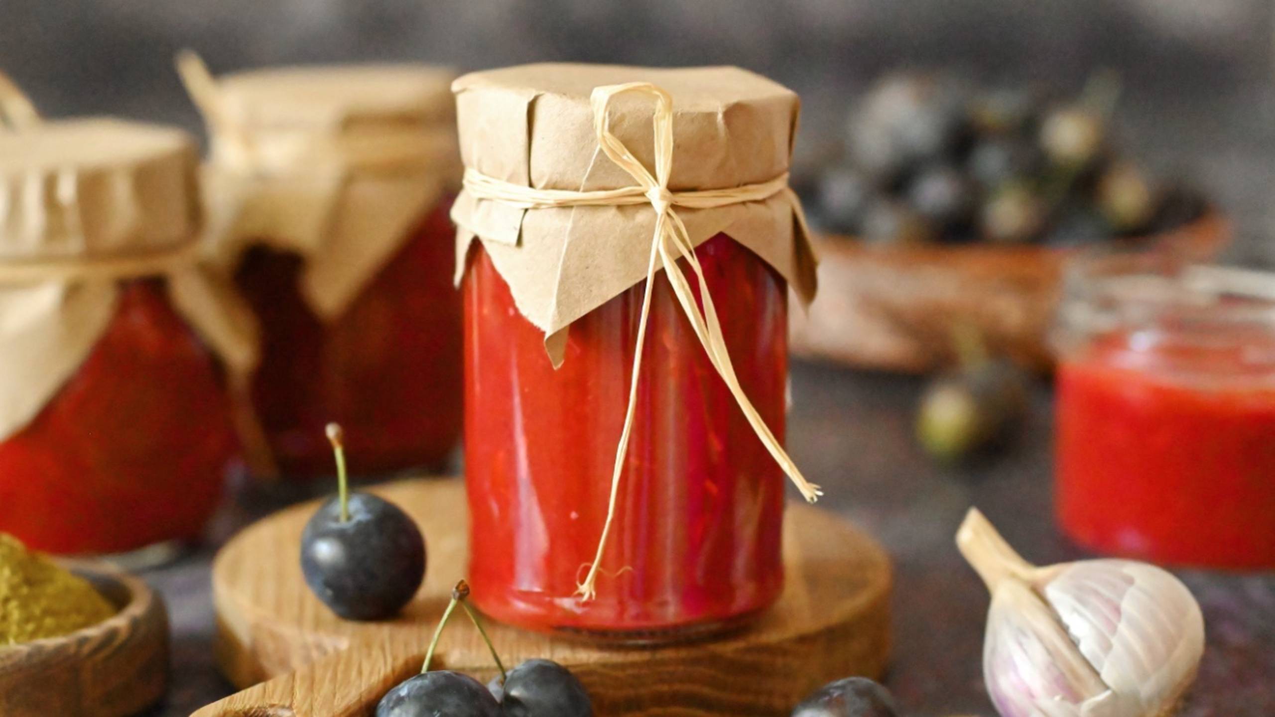 Забудьте магазинные соусы! Этот кетчуп-ткемали — бомба вкуса. Готовлю на всю зиму!