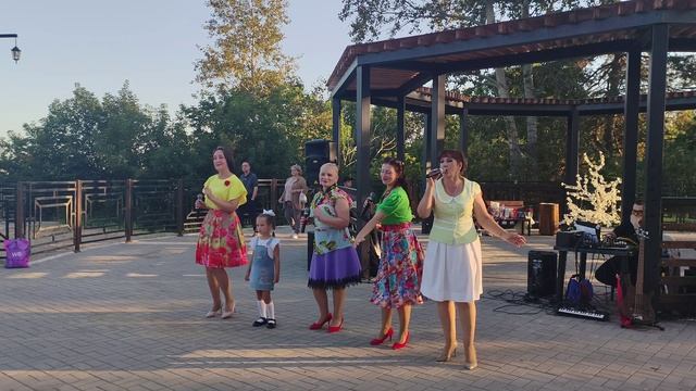 Песня "Женщины все королевы", исполняет группа "Девчата"