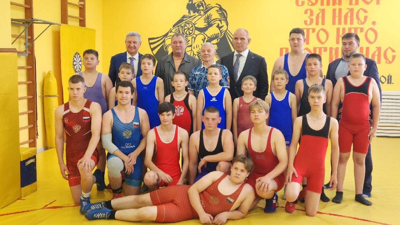 Олимпийский чемпион Карелин встретился с курганскими борцами