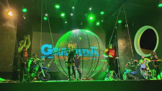 Cупер крутое шоу мотоциклистов в шаре, роллеров и велосипедистов в отеле Granada Luxary Турция