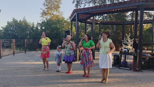 Песня "Завтра - выходной", исполняет группа "Девчата"