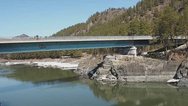 Мост через реку Катунь (Горный Алтай) возле села Аскат.