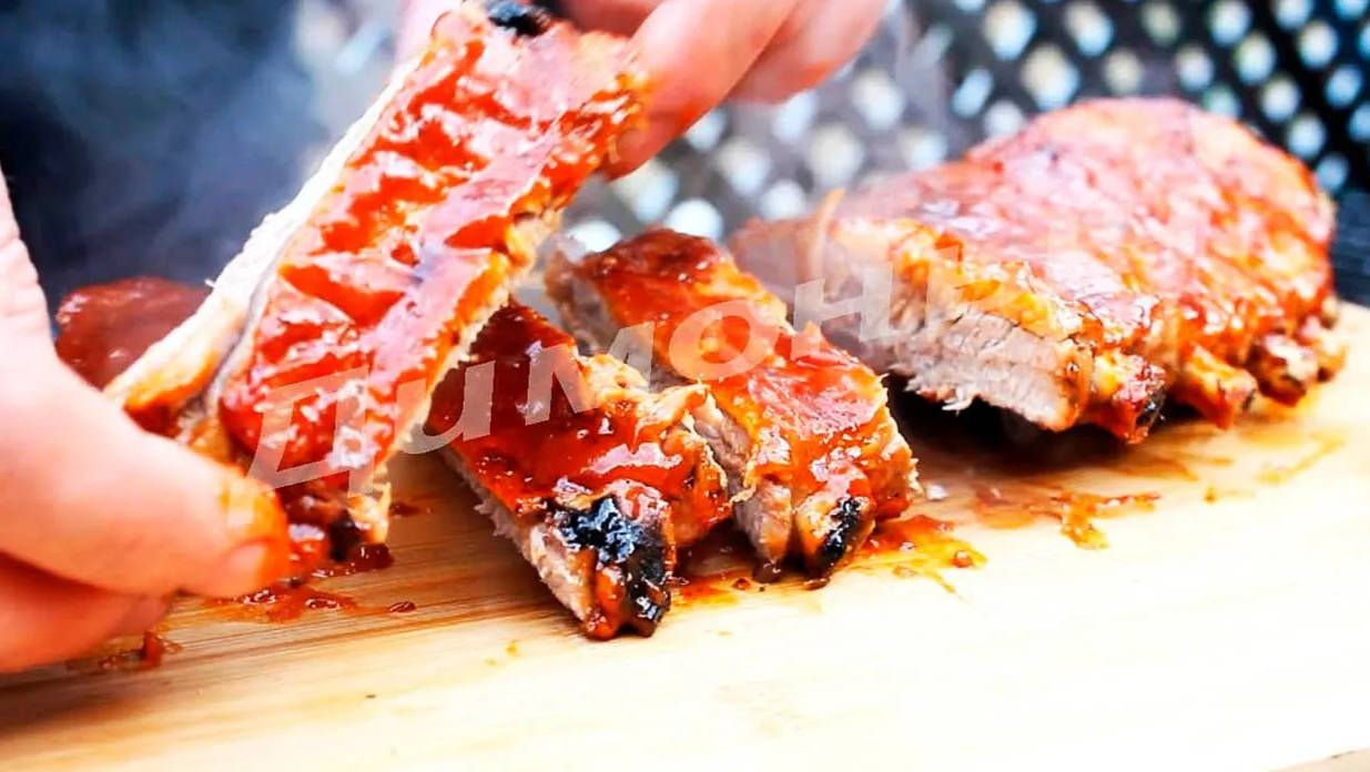 Мега сочные ребра на мангале, с соусом барбекю и конвертиками из лаваша.