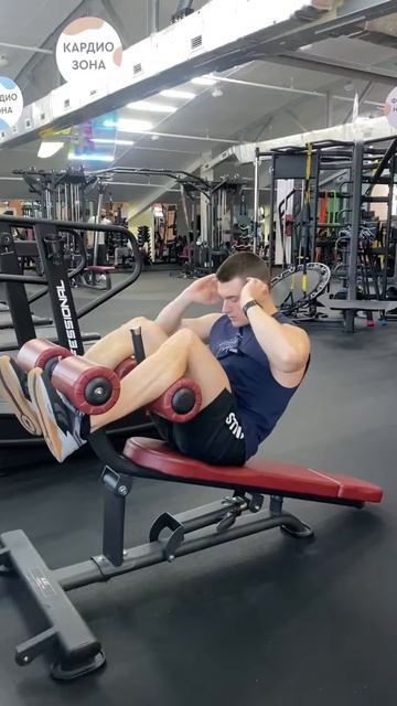 Подъемы туловища на тренажере (римский стул)