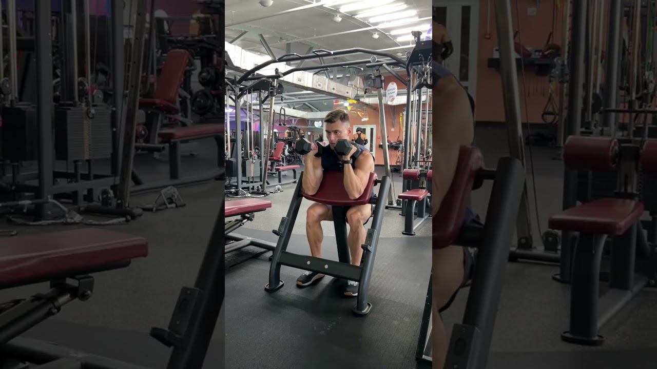 Сгибание рук с гантелями на скамье Скотта нейтральным хватом