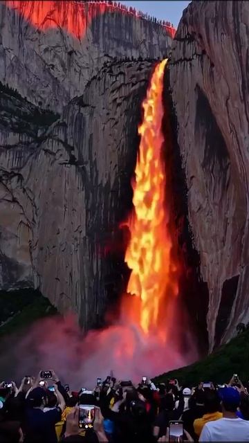 Водопад Horsetail Fall (Лошадиный хвост) в Йосемитском национальном парке в Калифорнии.