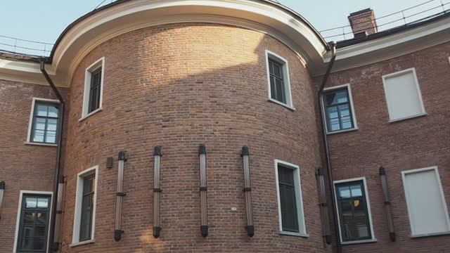 Двор здания "Бутылка", Санкт-Петербург, остров Новая Голландия.