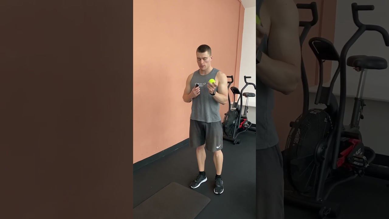 Передача мяча лежа на животе