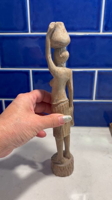 «Африканка несущая на голове сосуд» - деревянная фигурка.