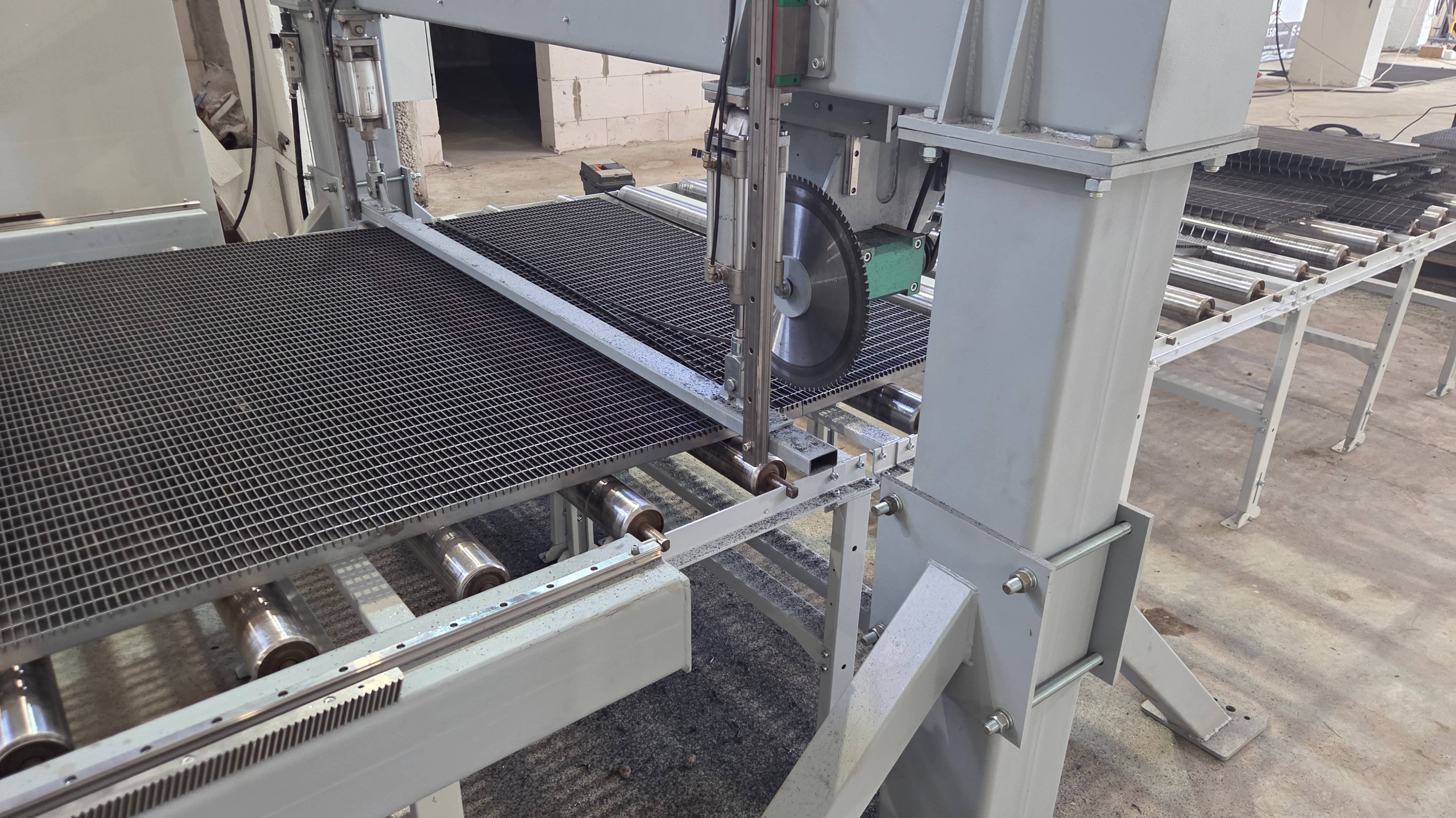 Дисковая пила продольного реза с автоматической подачей.