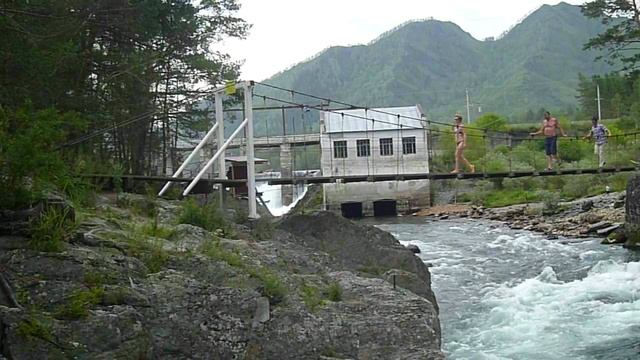Чемальская ГЭС и слияние рек Чемал и Катунь (Горный Алтай).