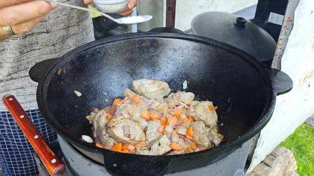 Гречка в казане на печке..