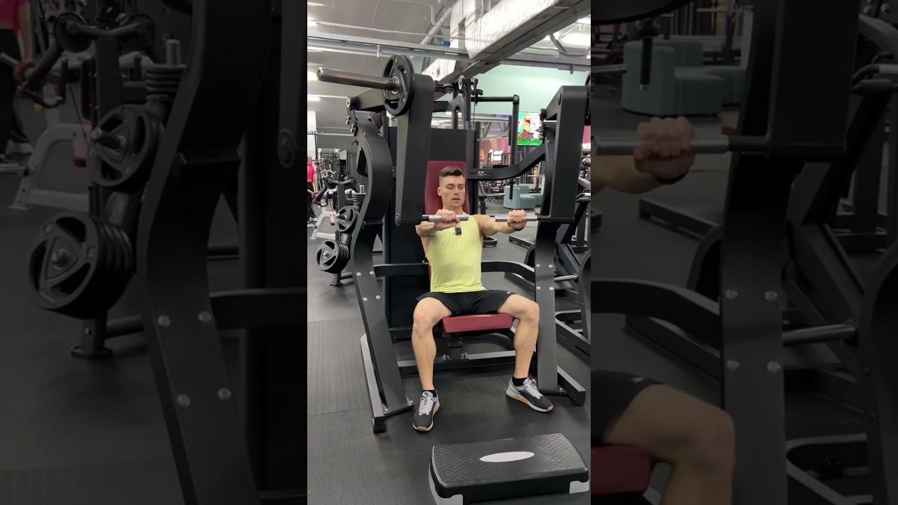 Жим вперед в рычажном тренажере