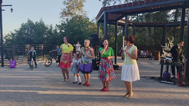 Песня "Мне всегда семнадцать", исполняет группа "Девчата"