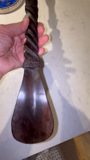 Деревянный рожок для обуви вырезан вручную с декоративными африк. деталями. Черное дерево. Африка