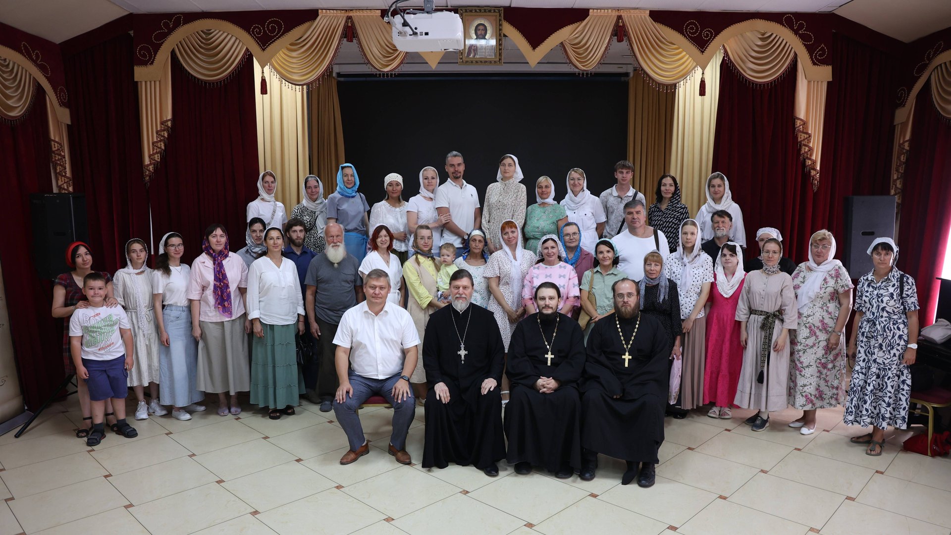При храме Рождества Христова начались церковно-певческие и регентские курсы.