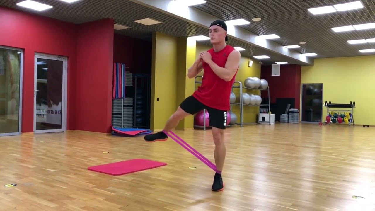 Присед с махами с резинкой