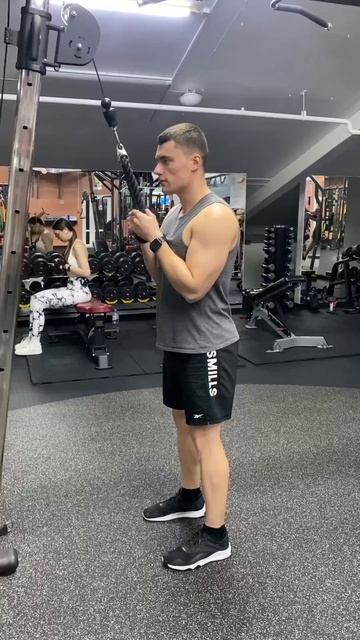 Разгибание рук с верхнего блока с канатом