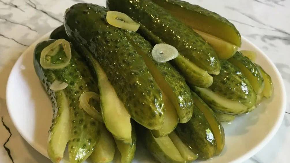 Маринованные огурцы под любое блюдо.