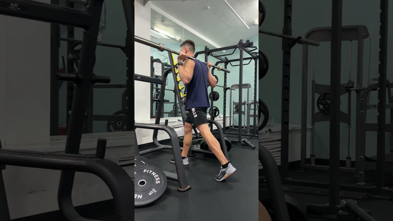 Приседания в ножницы со штангой