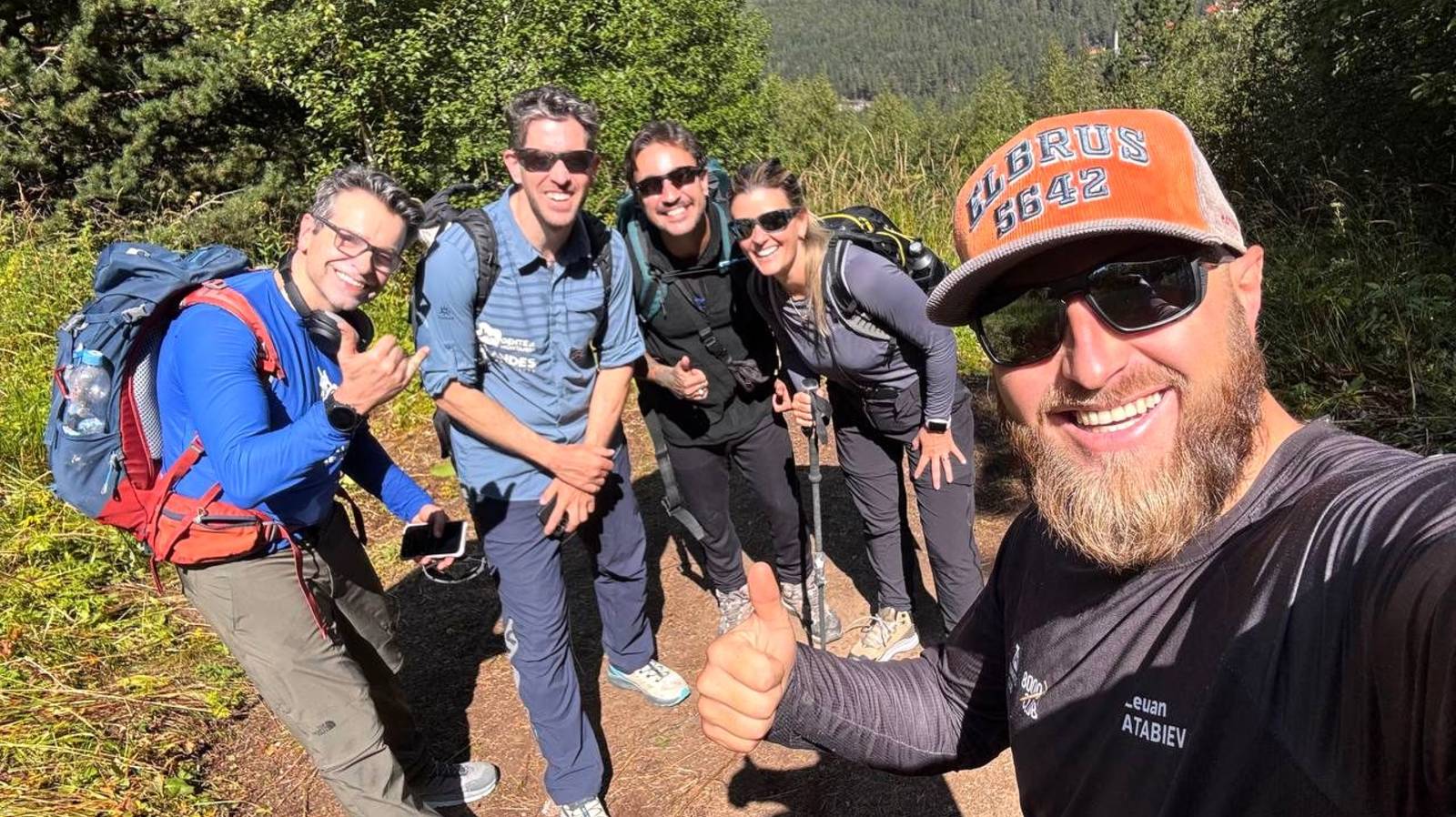 Фрагменты восхождения бразильской группы Клуба 7 Вершин с гидом Леуаном Атабиевым