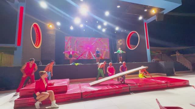 Акробатическое вечернее шоу в отеле Granada Luxary Турция