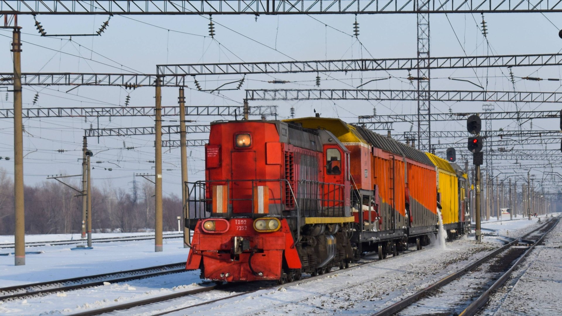 Тепловоз ТЭМ2-7352 и СМ2М-1190. Снегоуборочный поезд в работе.