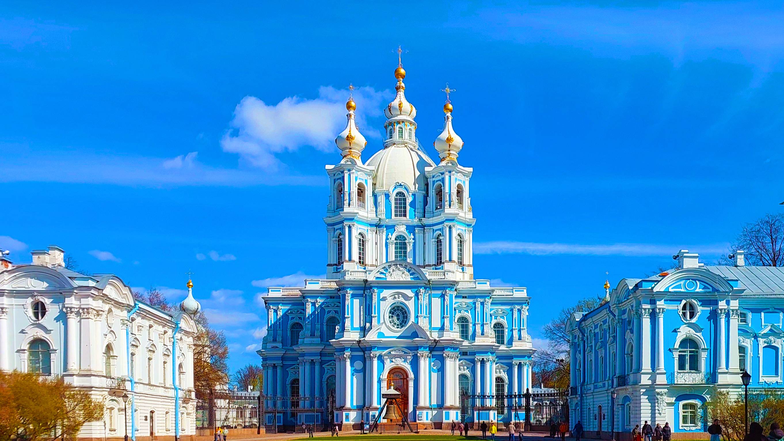 Любуемся Петербургом с высоты Смольного собора.