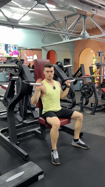 Жим вверх в рычажном тренажере