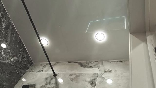 Глянцевый натяжной потолок в санузел