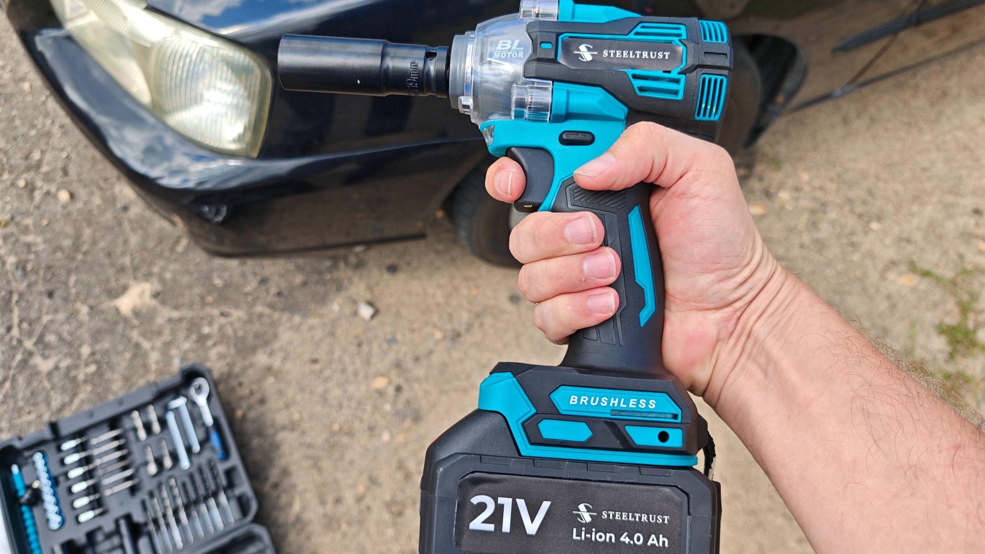 Гайковерт аккумуляторный ударный, 650 нМ, STEELTRUST, бесщеточный с набором насадок 41 предметов