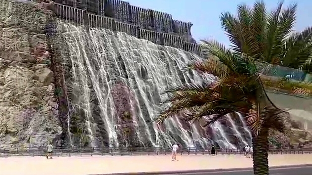 Водопад в Фуджейре. Водопад по дороге в Фуджейру. Рукотворный водопад в ОАЭ Фуджейра