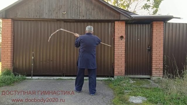 Упражнения с деревянным трёхсекционным цепом в деревне (7)