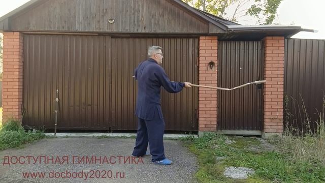 Упражнения с деревянным трёхсекционным цепом в деревне (6)