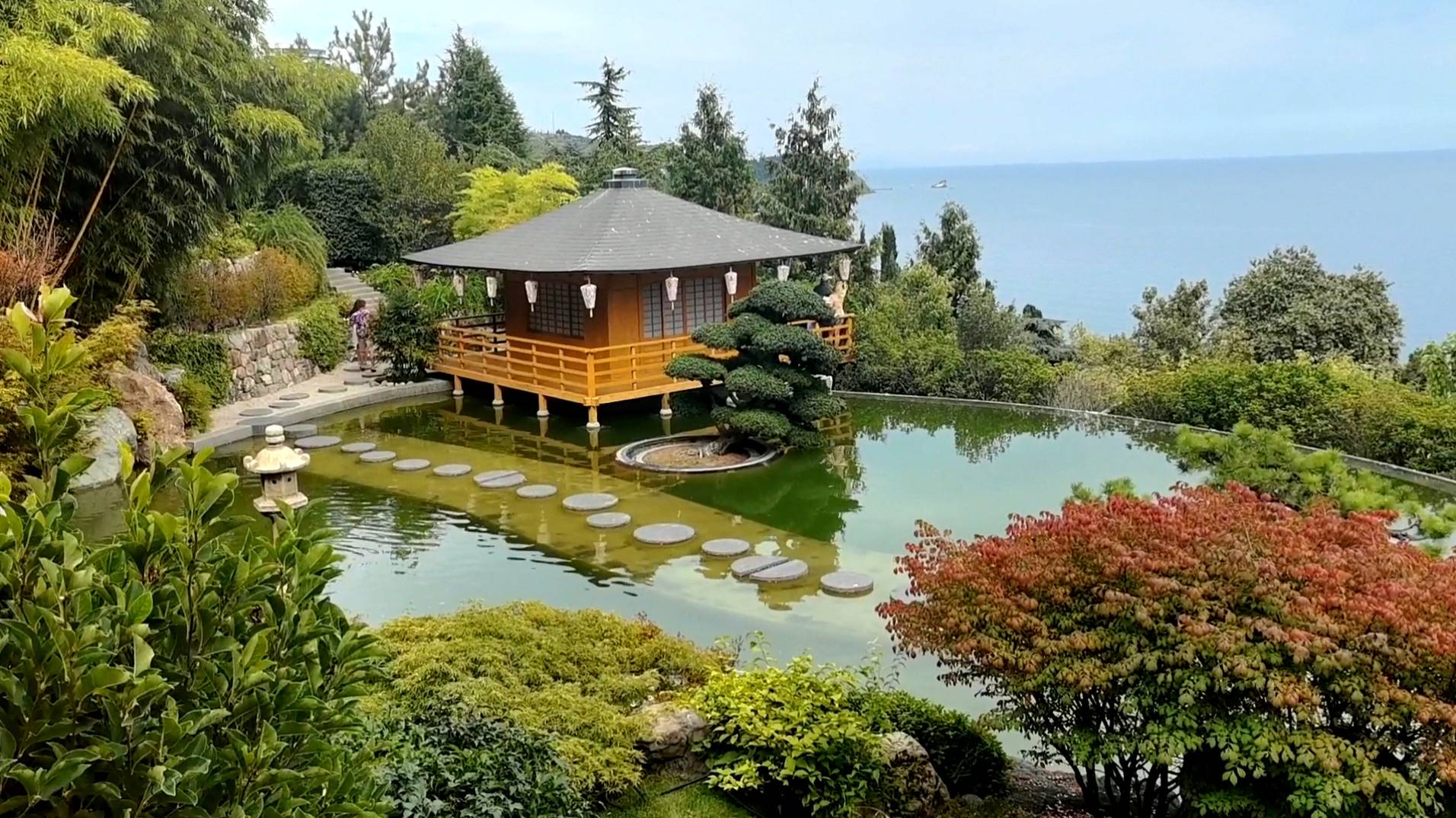 Японский сад в парке "Айвазовское" в Крыму